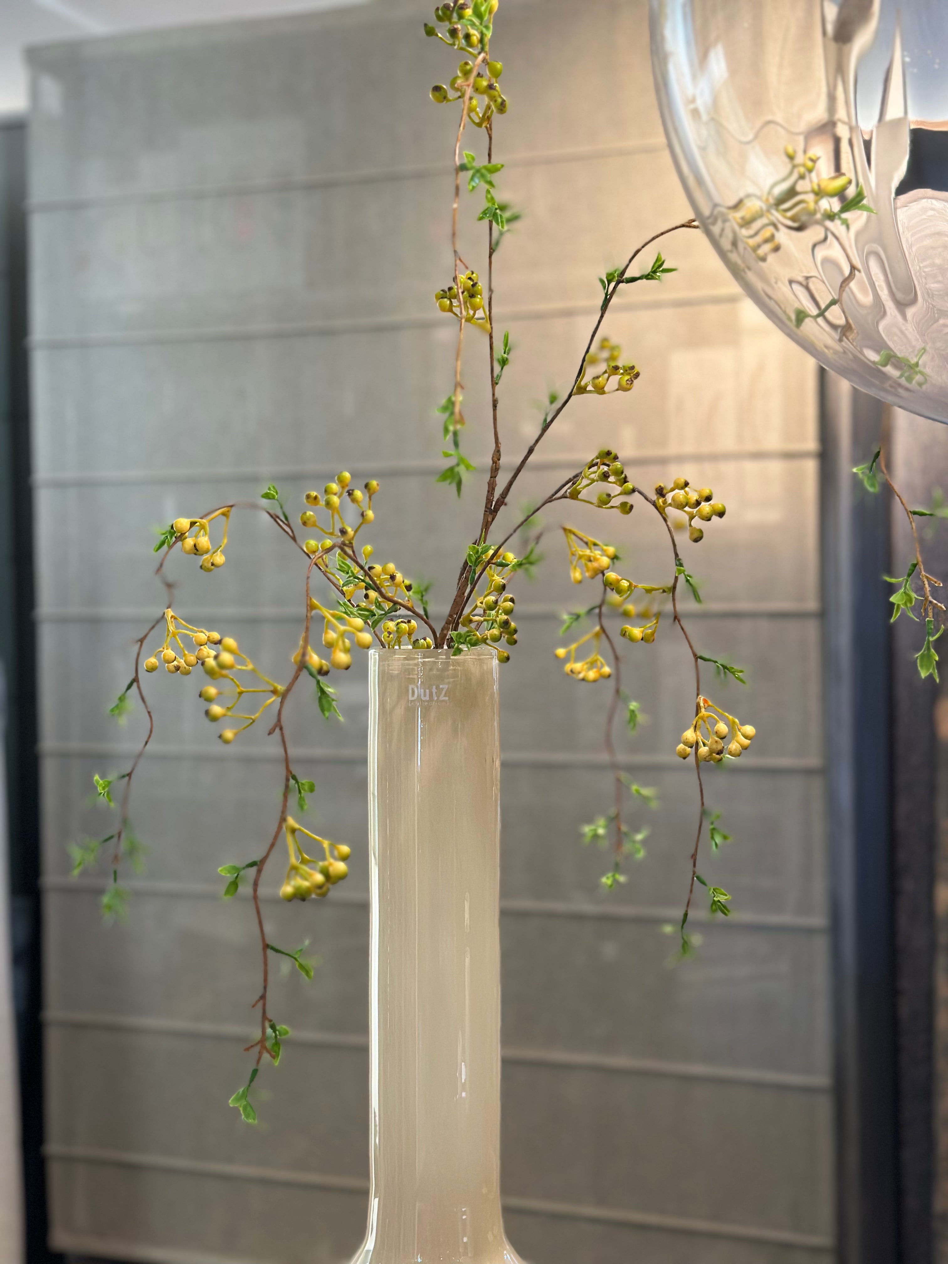 Kunsttak met gele besjes en groene blaadjes - 104 cm